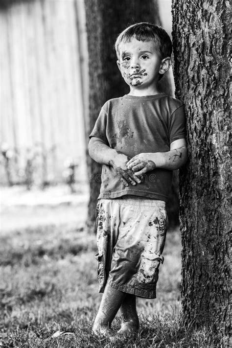 Ledsen Heml S Pojke Arkivfoto Bild Av Sorg Tiggeri