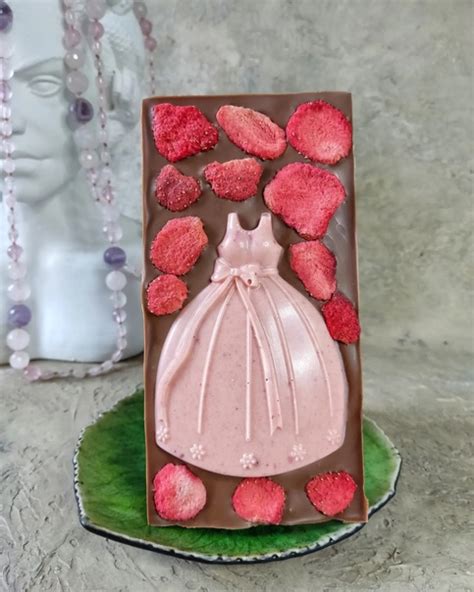 А вот и обновочки 1 Нежные клубничные платья из белого шоколада с сублимированной клубникой на