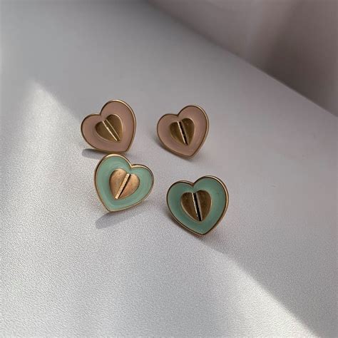 나나퀸 빈티지 귀요미 하트 컬러 붙는 귀걸이 빈티지한 프레임에 사랑스러운 컬러감으로 귀엽고 아담한