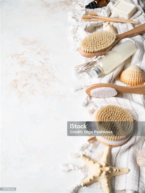 다른 바디 브러쉬 경석 화장품 대나무 칫솔 흰색 면 수건에 화장품 공간을 복사합니다 플라스틱 무료 생활 제로 폐기물 개념 복사