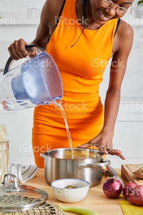 건강한 비건 또는 채식 수프를 만드는 아름다운 여자 수프에 대한 스톡 사진 및 기타 이미지 수프 준비 음식 준비 Istock