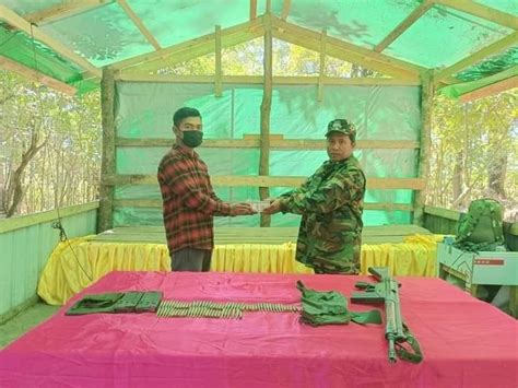 မင်းတပ် မြို့မရဲစခန်းမှ ရဲတပ်သားတစ်ဦး လက်နက်ခဲယမ်းများနှင့်အတူ အလင်းဝင် Ayeyarwaddy Times