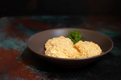 치즈와 칠리 페퍼 파프리카 파우더 다진 고추와 마른 고추 의 우르네베라는 세르비아 샐러드 전통적인 세르비아 어화 샐러드와 숟가락 세르비아 요리 근접 촬영 복사 공간 건강한