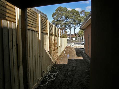 Fence Construction With Treated Pine Paling Lattice Trellace For Privacy House Fence Builder