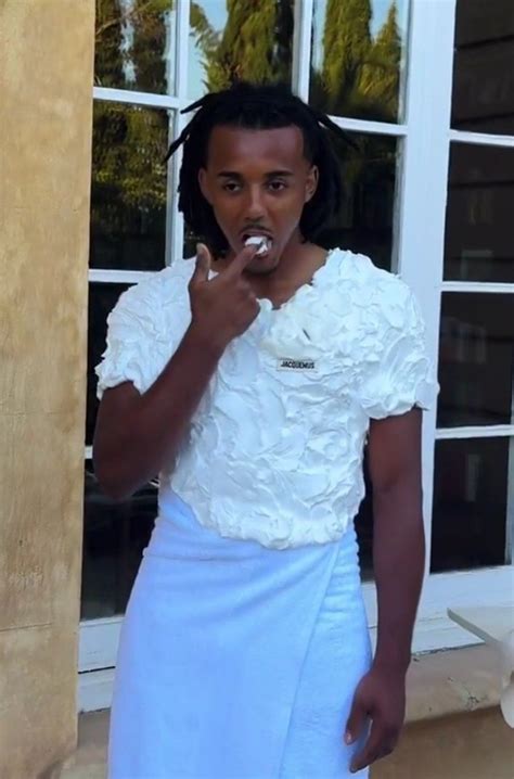 ستاره بارسلونا با لباسی از جنس خامه دیده شد