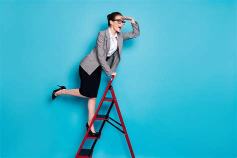 전체 길이 프로필 측면 사진 소녀 마케터 등반 경력 사다리 손 눈 시계 착용 블레이저 재킷 스커트 고립 된 블루 컬러 배경 갈색 머리에 대한 스톡 사진 및 기타 이미지