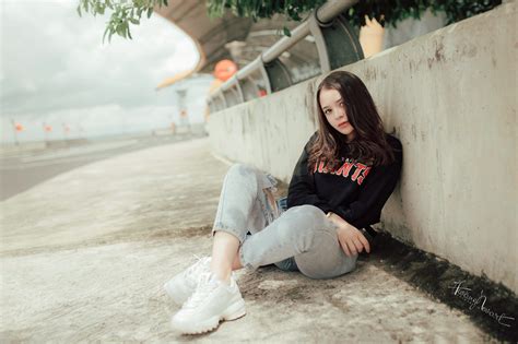 Hình Nền đàn Bà Mô Hình Châu Á Phụ Nữ ở Ngoài Trời Áo Len Ngồi