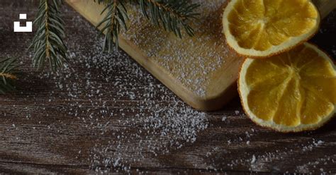 갈색 빵에 얇게 썬 오렌지 과일 사진 Unsplash의 무료 음식 이미지