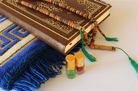 흰색 바탕에 기도 매트에 거룩한 꾸란과 기도 묵주 이슬람 개념입니다 라마단 카림 0명에 대한 스톡 사진 및 기타 이미지 0명 Eid Mubarak Eid Ul