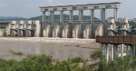 연천 최북단서 北 주민 추정 여성 시신 발견…김일성·김정일 배지 착용 조선비즈