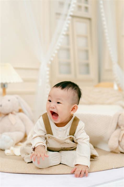 실내 가족 가족의 순간 감정 귀여운 귀여움 노는 시간 놀이 따뜻한 조명 따뜻함 라이프스타일 베이지 보육 장식 부드러운 장난감 부드러운 조명