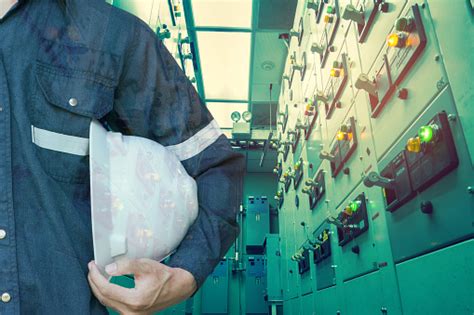 전기 배전반 전기 산업 비즈니스 개념 고객용 안전 모자를 들고 엔지니어 또는 기술자 사람의 이중 노출 일함에 대한 스톡 사진 및 기타 이미지 Istock