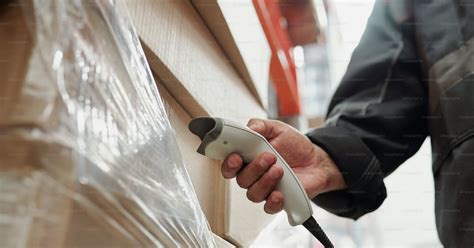 거대한 선반 중 하나에 서서 작업을 수행하는 동안 포장 된 상자 더미에 Qr 코드를 스캔하는 창고의 남성 관리자의 손 사진 Unsplash의 비즈니스 사람 이미지