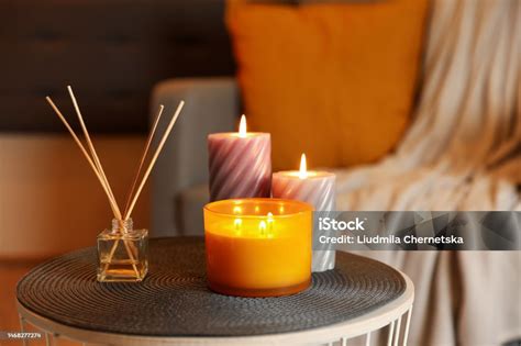 실내 테이블에 촛불과 갈대 방향제를 태우고 있습니다 아늑한 분위기 촛불 조명 장비에 대한 스톡 사진 및 기타 이미지 촛불 조명 장비 향기로운 아로마 테라피 Istock