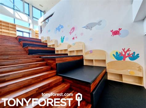 계단 도서관 도서장 책장 책꽂이 전면책꽂이 어린이집 유치원 원목 자작나무 나무 어린이 유아 인테리어 도서환경 공간구성 쿠션 소파 실내가구