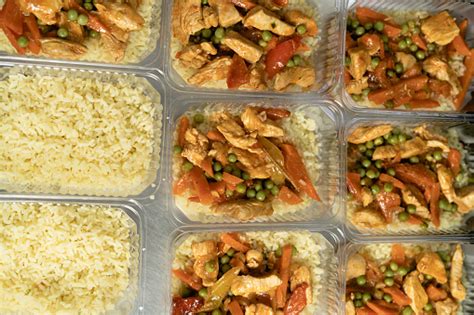 레스토랑에서 음식 배달 친환경 플라스틱 용기에서 비즈니스 점심 식사 배달 준비 위에서 볼 수 있습니다 먹을 준비가 된 사무실 도시락 음식은 빼앗겨있습니다 메뉴 개념에 대한