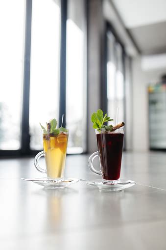 유리 머그잔에 담긴 Mulled 와인 오렌지와 사과가 든 뜨거운 적포도주 계피가 든 향신료 유리에 쏟아집니다 아름 다운 회색 배경입니다 공간을 복사합니다 0명에 대한 스톡