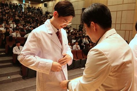 고대의대 예비의사 ‘흰가운 입혀주기 행사