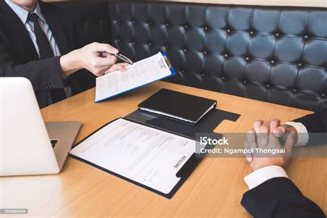 면접 관리자 리소스 고용 및 채용 개념 소송에서 고용주 실시 고용주 또는 모집 후보자의 그의 프로필에 대 한 동안 이력서를 읽고 유지 검색에 대한 스톡 사진 및 기타 이미지