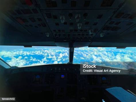 구름은 비행기 창문 조종석 관점 수평 정지 낮에 대한 스톡 사진 및 기타 이미지 낮 고정됨 공항 Istock
