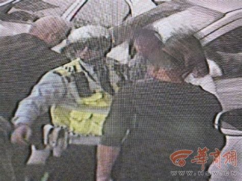 處理交通事故 交警幫忙挪車並抱起受驚嚇的小女孩 每日頭條