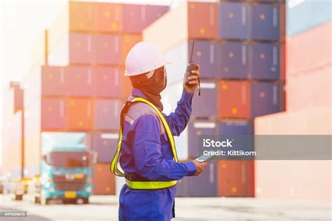 포먼 제어 화물 화물선 화물 선적 컨테이너는 부두에서 대형 컨테이너 야드 주요 운송 화물 컨테이너 선박의 운송에서 운송에서 컨테이너 상자를 로드 합니다 경제에 대한 스톡