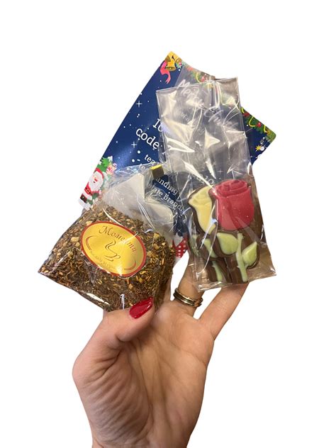 Подаръчен комплект от 3 части с картичка чай и шоколад за специални п Momentite Bg