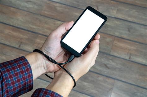 소셜 미디어 강박 관념 개념입니다 휴대 전화 충전 케이블은 손 주위에 얽혀 Usb 케이블에 대한 스톡 사진 및 기타 이미지 Usb 케이블 강박 개념 Istock