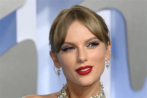 Taylor Swifts New Album And Single Stay Top Of Charts For Second Week The Standard