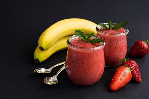 검은 배경의 유리 병에 딸기와 바나나가 들어간 스무디 공간을 복사합니다 클로즈업 0명에 대한 스톡 사진 및 기타 이미지 0명 건강한 생활방식 건강한 식생활 Istock