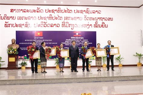 ພັກ ລັດຖະບານ ສສ ຫວຽດນາມ ປະດັບຫຼຽນໄຊ ແລະຫຼຽນກາ ໃຫ້ແກ່ການນໍາ ພະນັກງານ ຄູ ອາຈານ ແລະກົມກອງລວມໝູ່