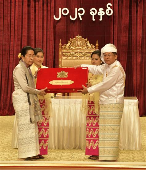 နိုင်ငံတော်စီမံအုပ်ချုပ်ရေးကောင်စီဥက္ကဋ္ဌ နိုင်ငံတော်ဝန်ကြီးချုပ် ဗိုလ