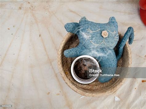 커피 컵와 귀여운 고양이 괜 찮 아 요 고양이의 뜨거운 커피 커피 배경 평면도 복사본 공간 배경 커피 흰색 컵 커피 컵에 콩 0명에 대한 스톡 사진 및 기타 이미지 Istock