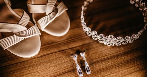 격식있는 옷차림 결혼 사진 결혼식 날 귀걸이 나무 표면 낭만적인 드레스 구두 럭셔리 반짝이 반짝이는 보석 보석 달린 머리 장식 블링 빛나다 스타일