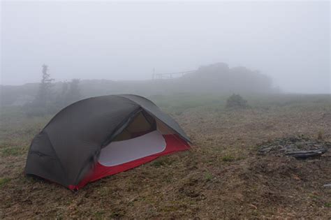 녹색 경량 독립형 3계절 2인용 텐트는 폭풍우가 지나간 아침에 잔디밭의 언덕에 있습니다 예세니크 산맥 체코 0명에 대한 스톡 사진 및 기타 이미지 Istock
