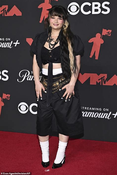 Braless Fka Twigs Cosies Up To Boyfriend Jordan Hemingway As She Wows