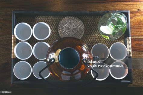 주전자 흰색 컵 민트가 있는 물을 나무 탁자 위에 놓은 트레이에 담근 차 중국 차 0명에 대한 스톡 사진 및 기타 이미지 0명 개념 목재 재료 Istock