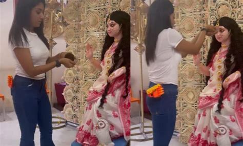 Deblina Kumar লক্ষ্মী পুজোর দিনও জিন্স টপ পরে লক্ষ্মীর পুজো আজকের