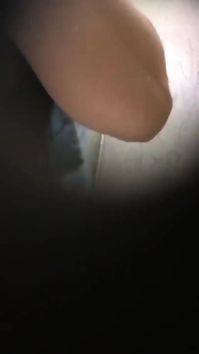 Ngintip Mandi Tante Cantik Istri Pak Kades