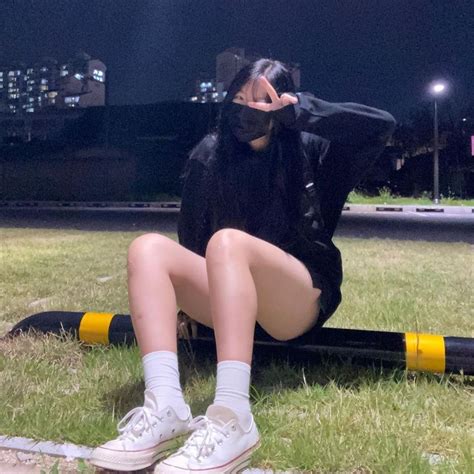 하이라이트에 있는 핀 교복 스타일 화려한 여성 여자들