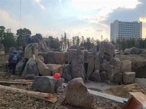 山西黑假山施工新乐黑山西黑中国黑景观石假山石，各种加工异型定制，承接各种假山设计制作，驳岸安装工程，山石汇景观