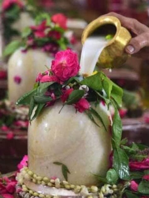 महाशिवरात्रि पर भोलेनाथ को चढ़ाएं ये 5 खास चीजें
