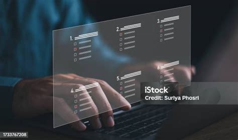 체크리스트 개념 랩톱 컴퓨터 체크리스트 작업 및 설문 조사 양식 온라인 파일 작성 온라인 설문 조사 및 질문 문서 관리 체크리스트 품질 인증서 검증에 대한 스톡 사진 및