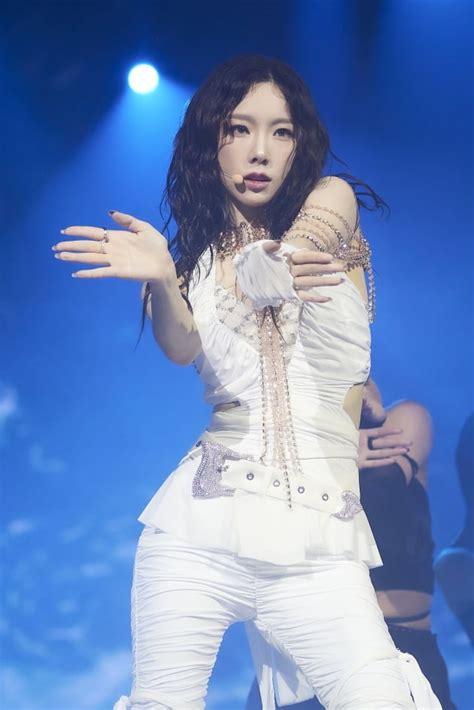 체조경기장 홀로 채웠다…그룹·솔로 가장 이상적인 태연 한국경제