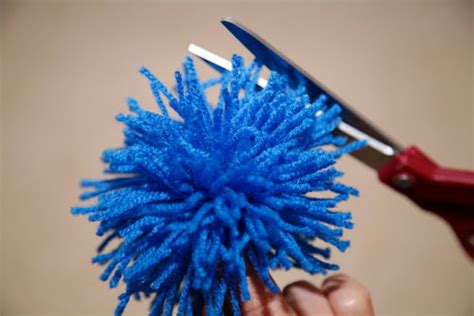 Как сделать помпоны из пряжи?