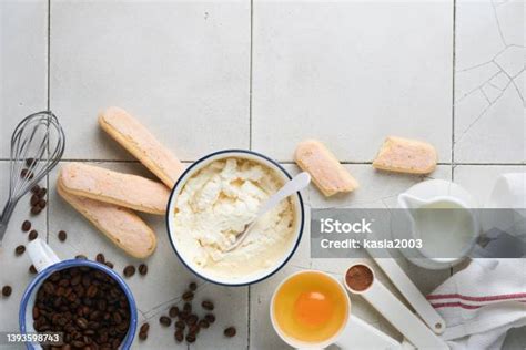 티라미수 디저트 디저트 티라미수를 만들기위한 재료 회색 돌 배경에 필요한 모든 재료로 코코아 커피 마스카르포네 치즈를 곁들인