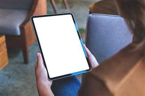 빈 흰색 데스크톱 화면디지털 태블릿을 들고 있는 여성의 모형 이미지 35 39세에 대한 스톡 사진 및 기타 이미지 35 39세 가정 생활 개념 Istock