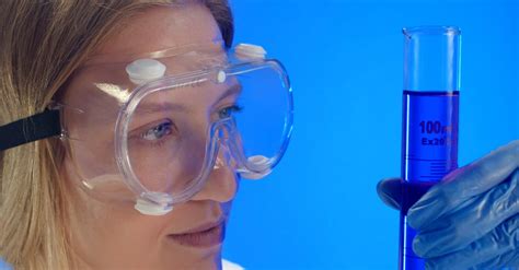 검사 중 과학 과학자 과학적 연구 관찰 눈금 실린더 발견 보고 있는 보라색 액체 보호 장구 보호용 고글 분석하는 블루 시험관 실내 실험 실험복