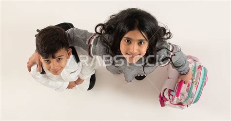 الاستعداد للعام الدراسي الجديد بايماءات تدل على السعادة، العلاقة الودية