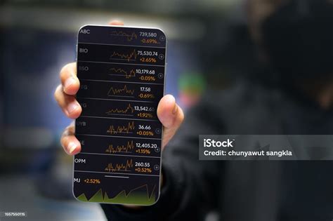 투자 전화 응용 프로그램 상인 투자자 뮤추얼 펀드 주식 시장 및 디지털 자산 사업가는 재무 데이터 외환 거래 차트 기술 금융 비즈니스 및 투자를 분석합니다 그래프에 대한